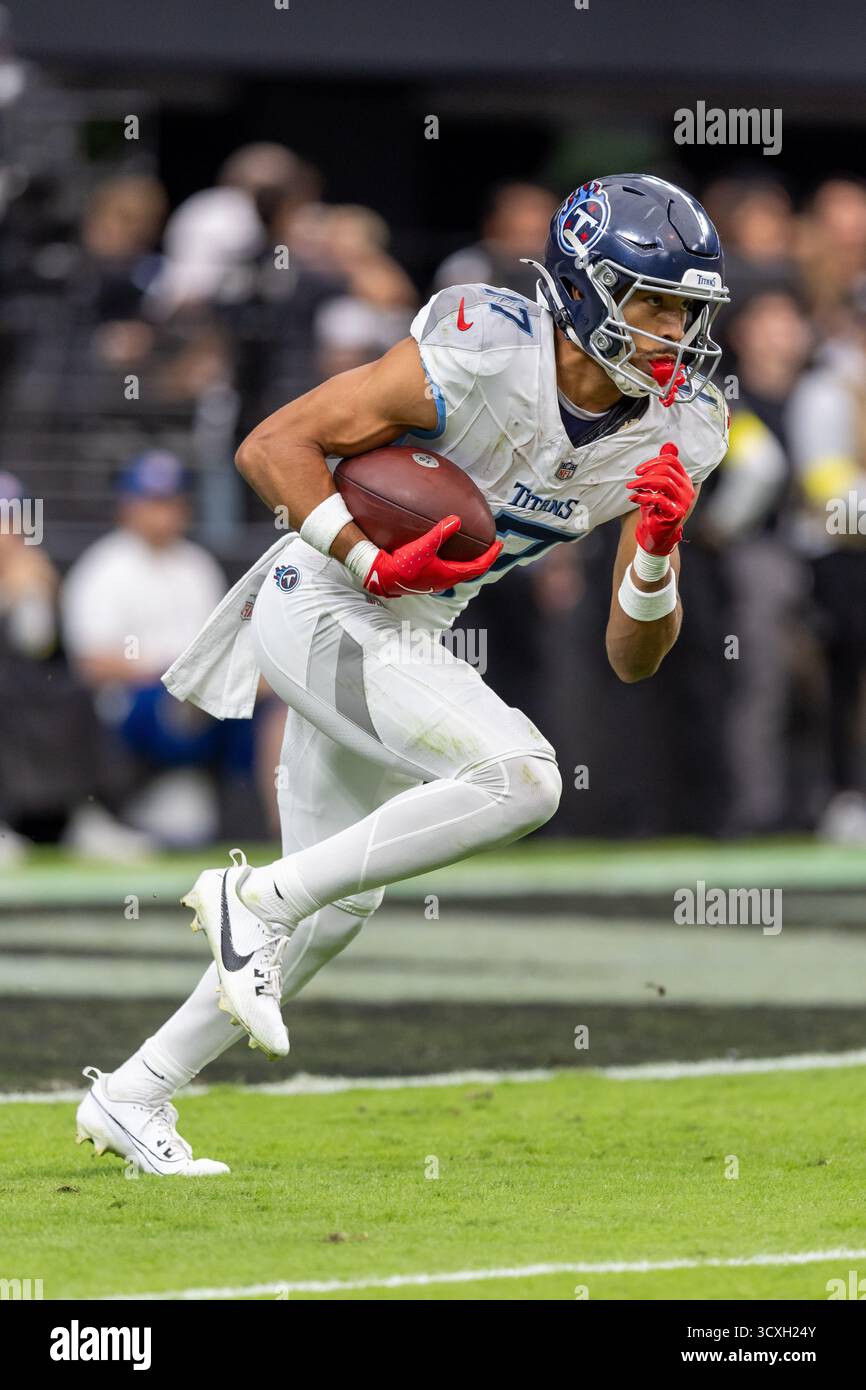 Tennessee Titans wide receiver Chimere Dike (17) returns a kickoff ...