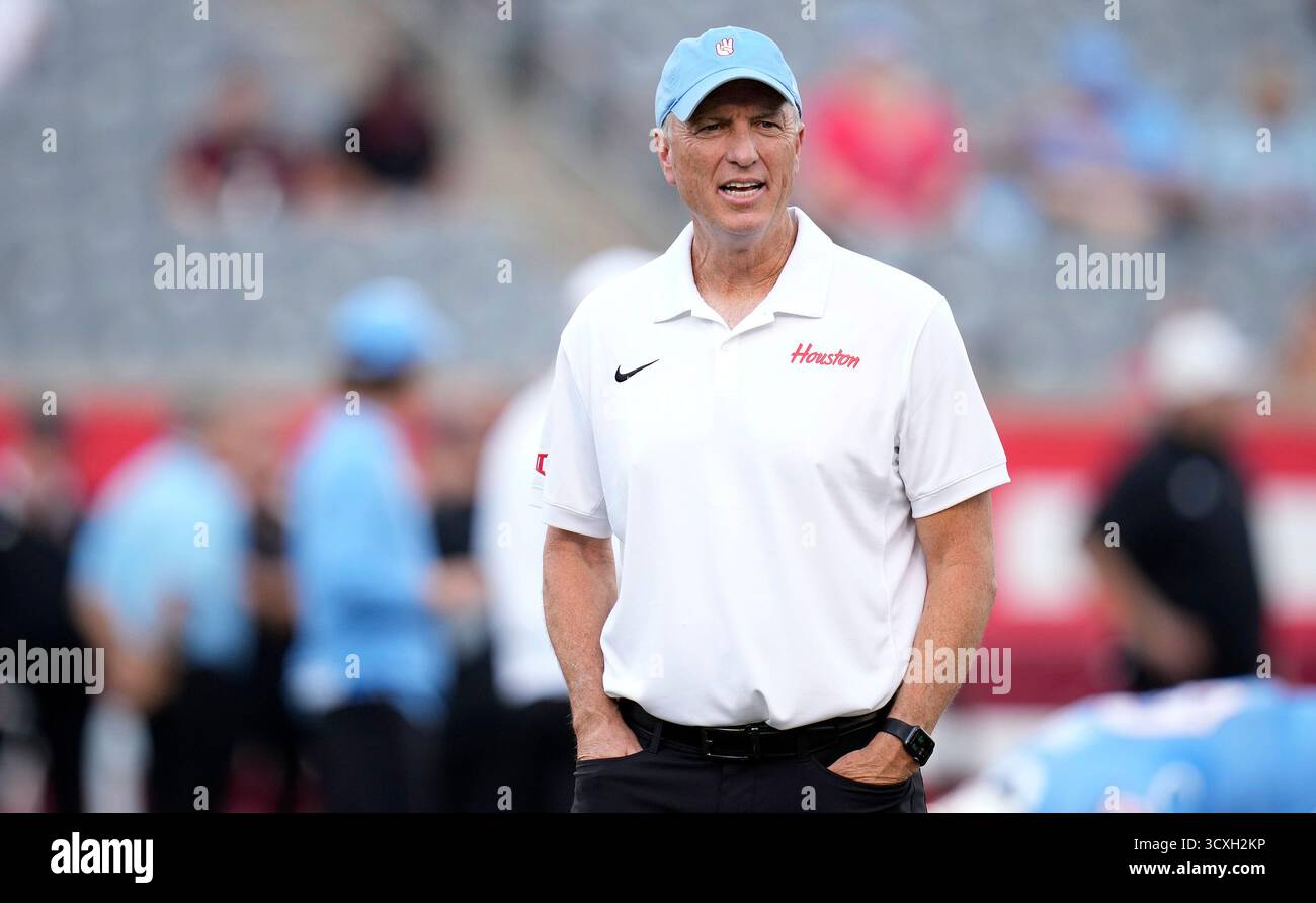 Houston head coach Willie Fritz watches warmups before an NCAA college ...