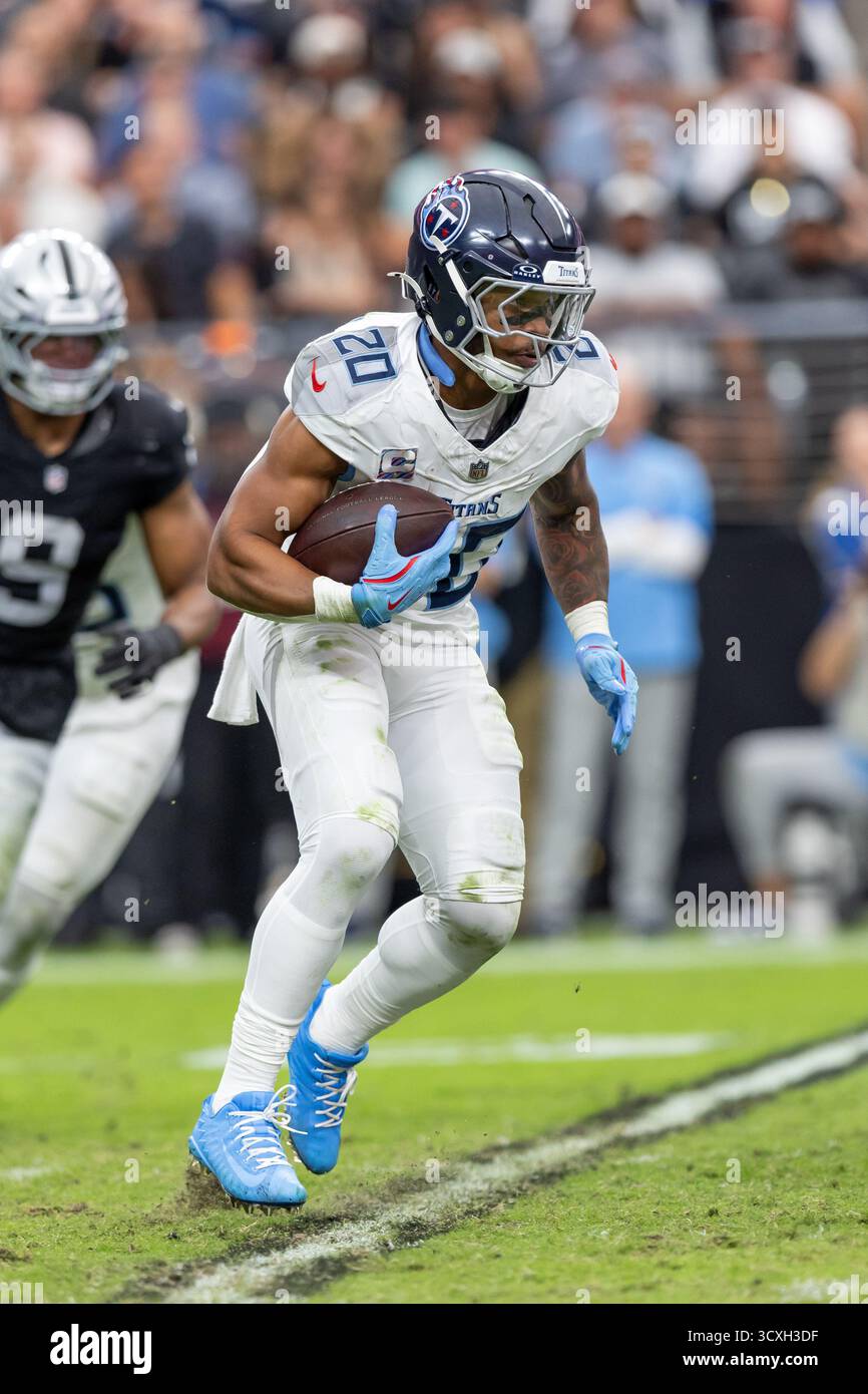 Tennessee Titans running back Tony Pollard (20) runs the ball against ...