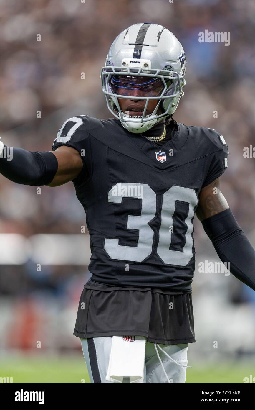 Las Vegas Raiders cornerback Darnay Holmes (30) against the Tennessee ...