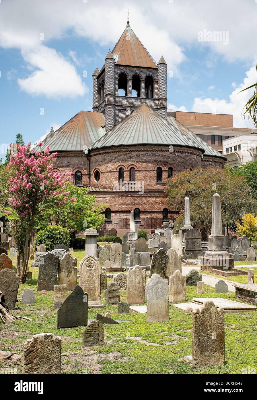 Photo of circular congregational church hi-res stock photography and ...