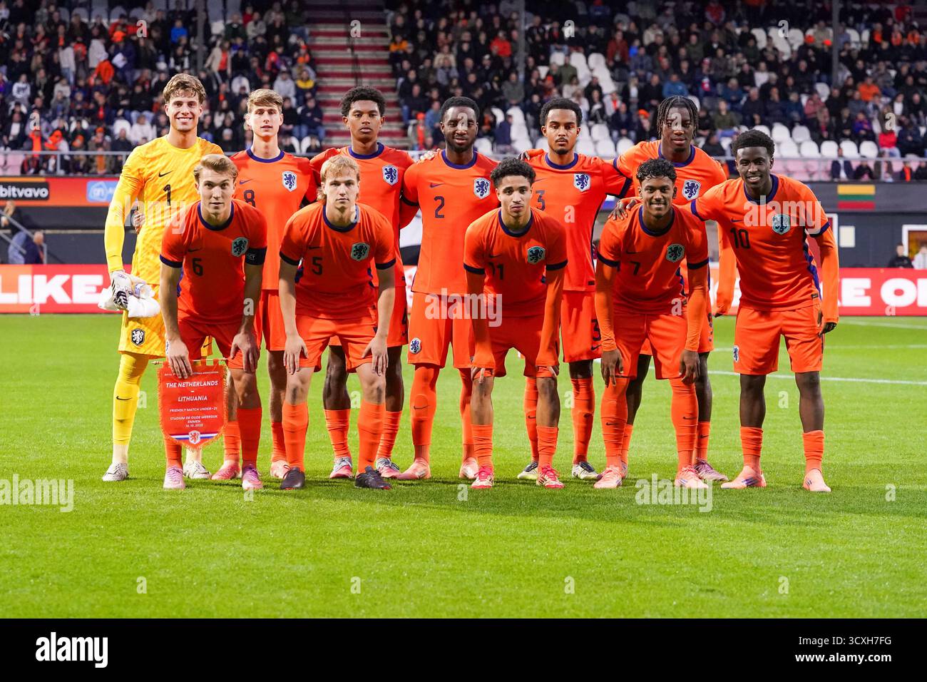 EMMEN, NETHERLANDS - OCTOBER 14: Goalkeeper Tom de Graaff of ...