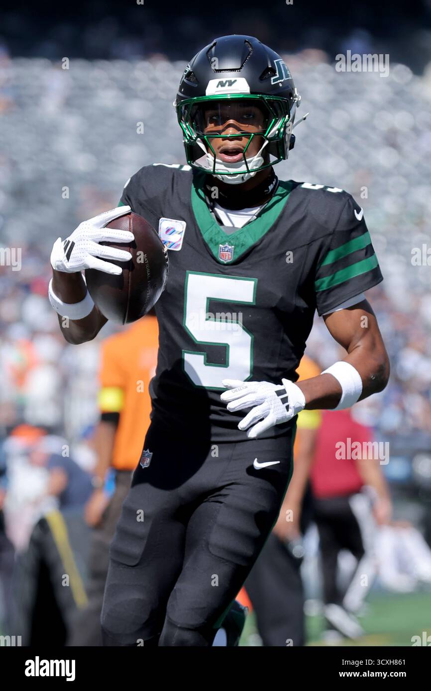 New York Jets wide receiver Garrett Wilson (5) warms up before an NFL ...