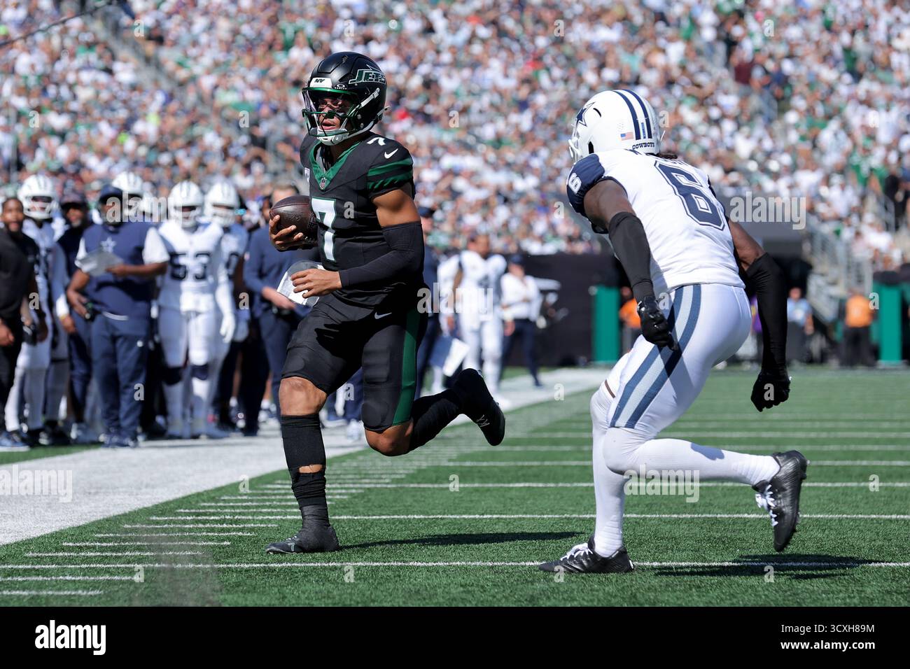 New York Jets quarterback Justin Fields (7) in action against Dallas ...