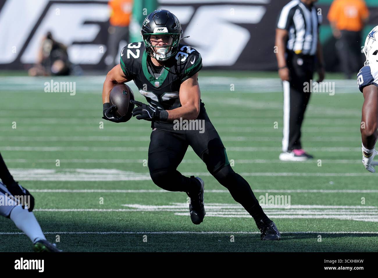 New York Jets running back Isaiah Davis (32) in action against the ...