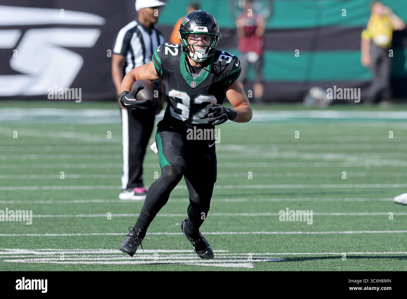 New York Jets running back Isaiah Davis (32) in action against the ...