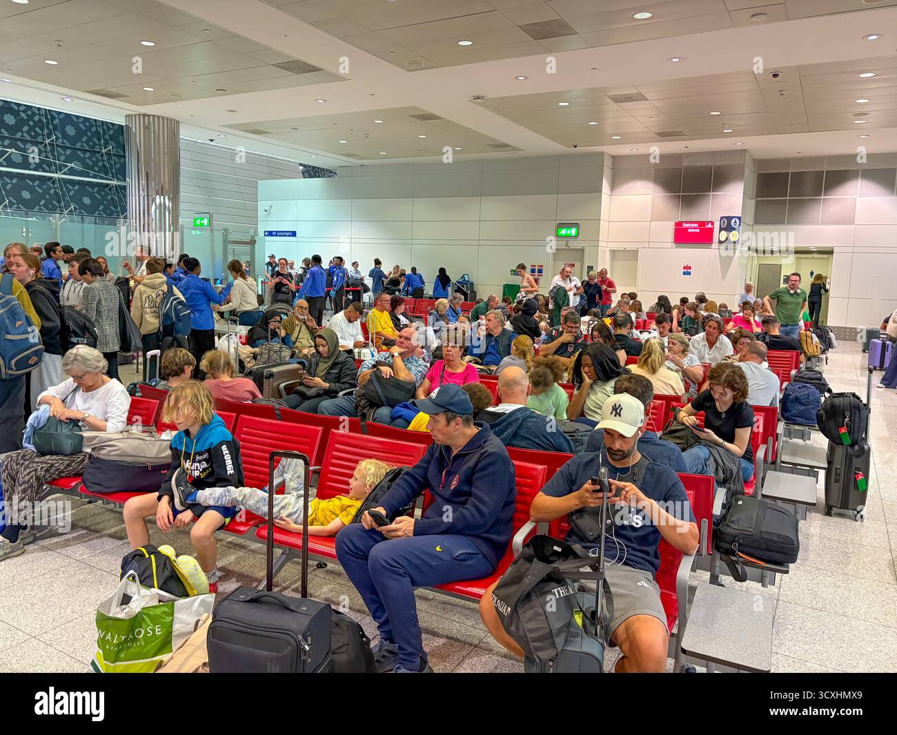 Airport terminal area smartphone stock photos and images - Alamy