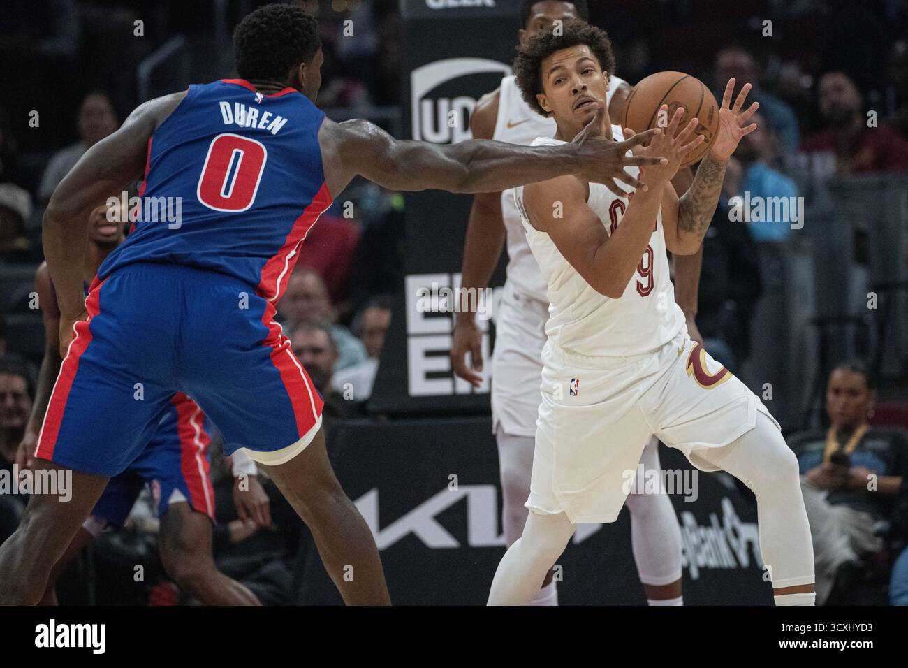 Cleveland Cavaliers' Craig Porter Jr. (9) controls the ball as Detroit ...