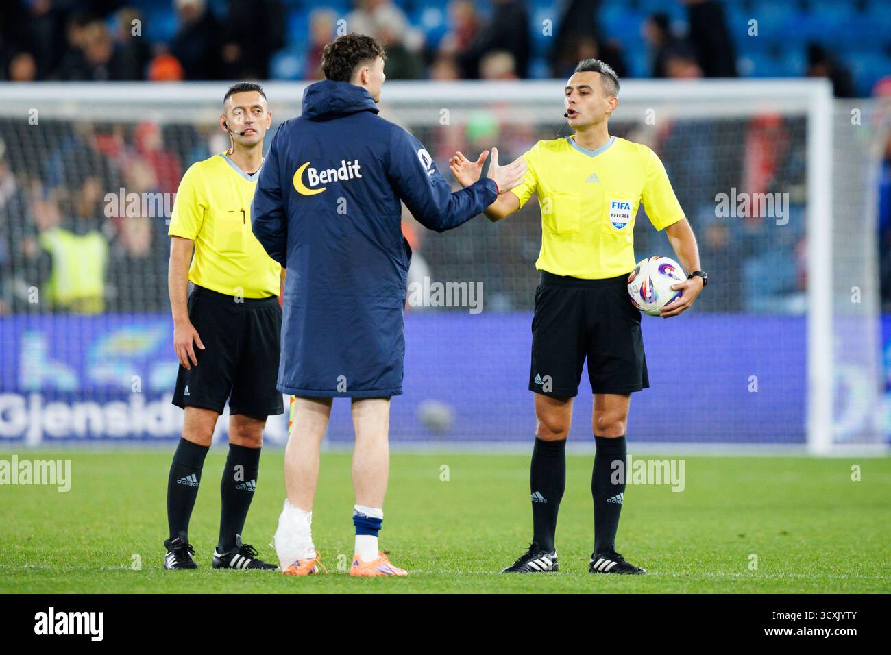Oslo, Norway. 14th, October 2025. Referee Horatiu Fesnic seen during ...