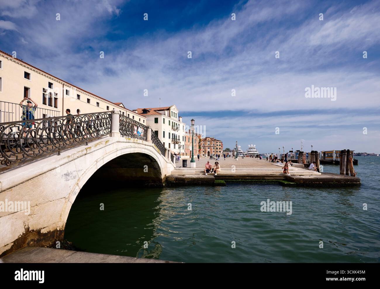 Traditional boat view front hi-res stock photography and images - Alamy
