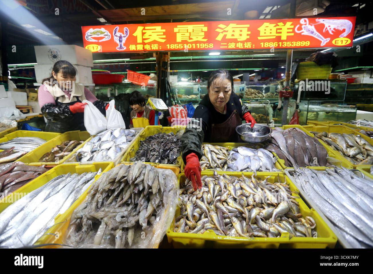 (251015) -- BEIJING, Oct. 15, 2025 (Xinhua) -- A vendor arranges ...