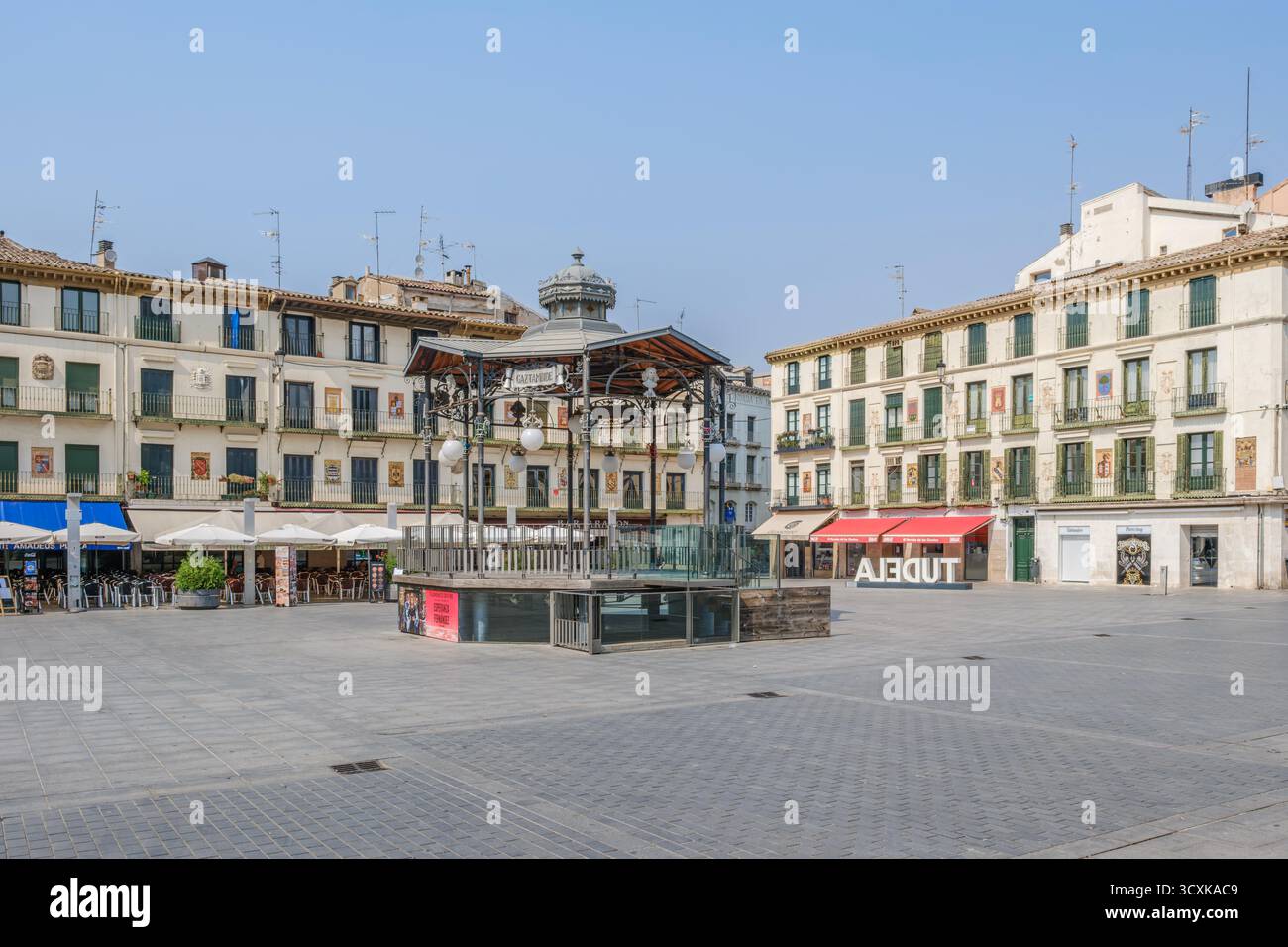 Iron kiosk hi-res stock photography and images - Alamy