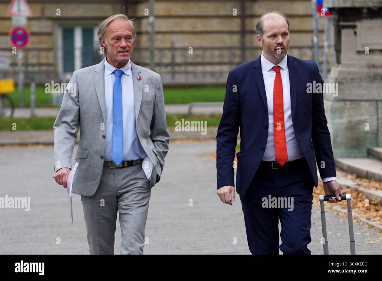 cntv Gerhard Delling TV Moderator mit Rechtsanwalt David Rieks auf dem ...