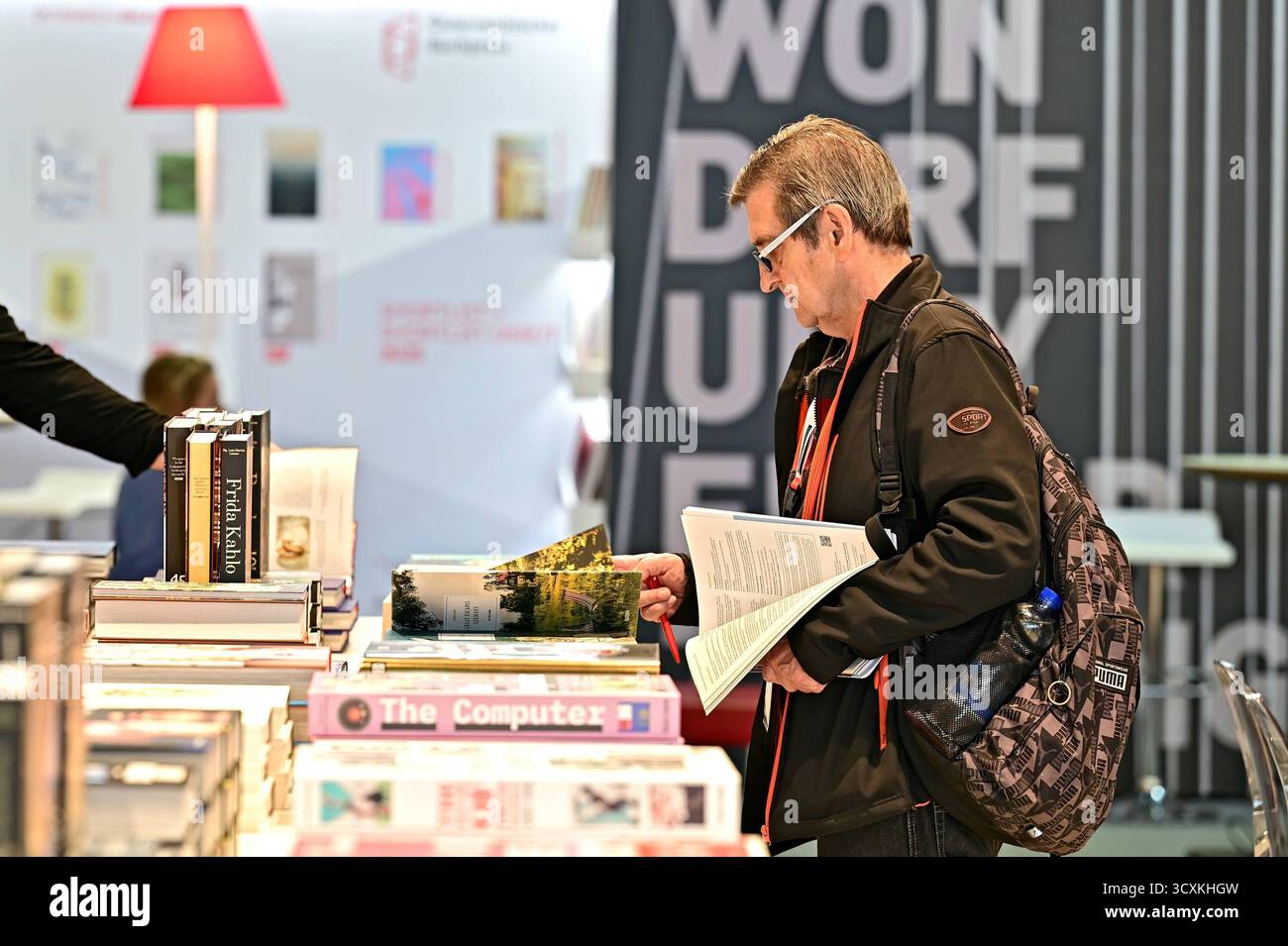 Frankfurter Buchmesse 2025. Besucher der Frankfurter Buchmesse am 15.10 ...