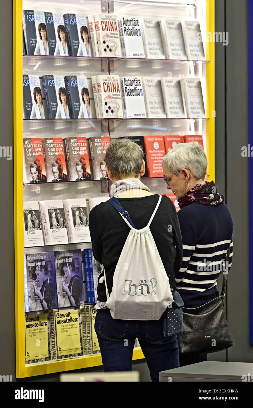 Frankfurter Buchmesse 2025. Besucher der Frankfurter Buchmesse am 15.10 ...