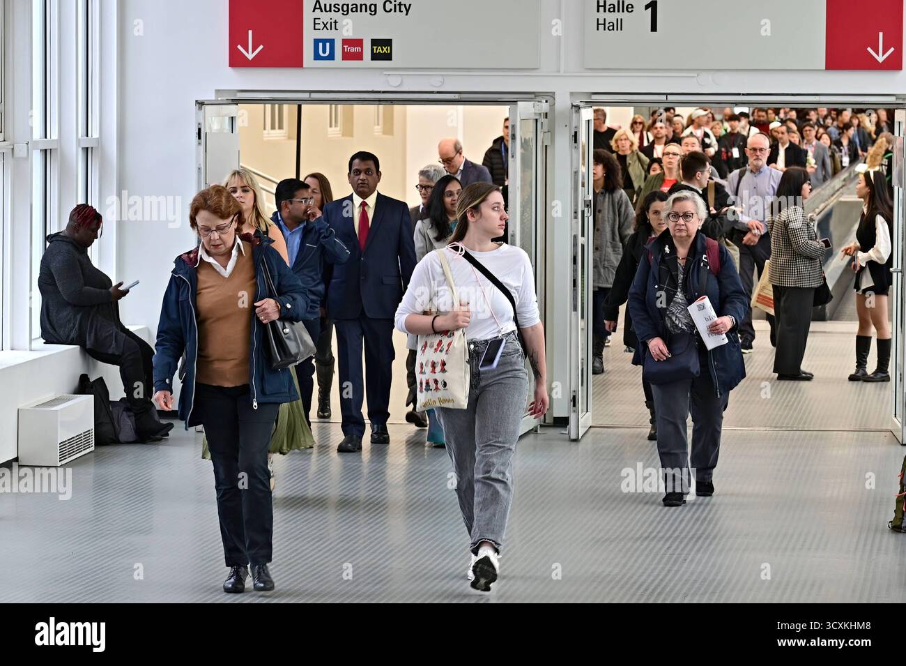 Frankfurter Buchmesse 2025. Besucher der Frankfurter Buchmesse am 15.10 ...