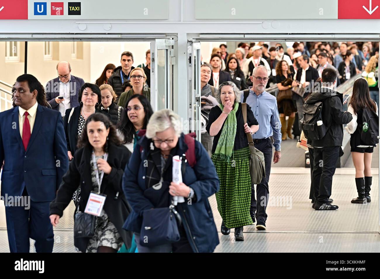 Frankfurter Buchmesse 2025. Besucher der Frankfurter Buchmesse am 15.10 ...