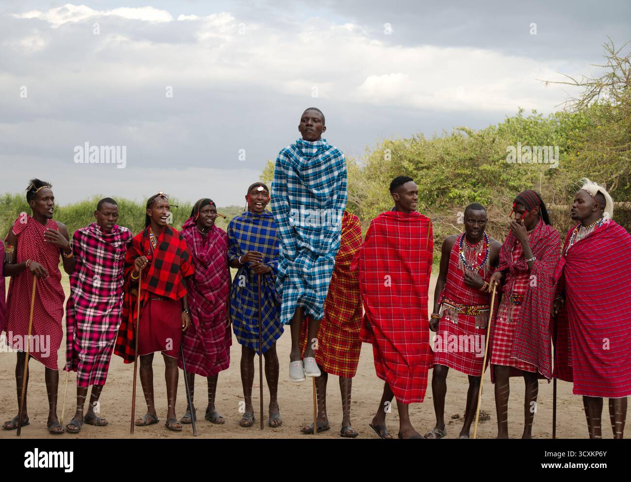 Maasai jumping dance Stock Photo - Alamy