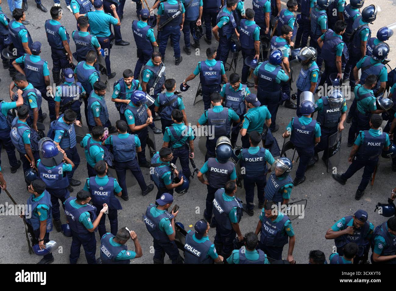 Dhaka, Dhaka, Bangladesh. 15th Oct, 2025. Teachers and employees of MPO-listed non-government ...