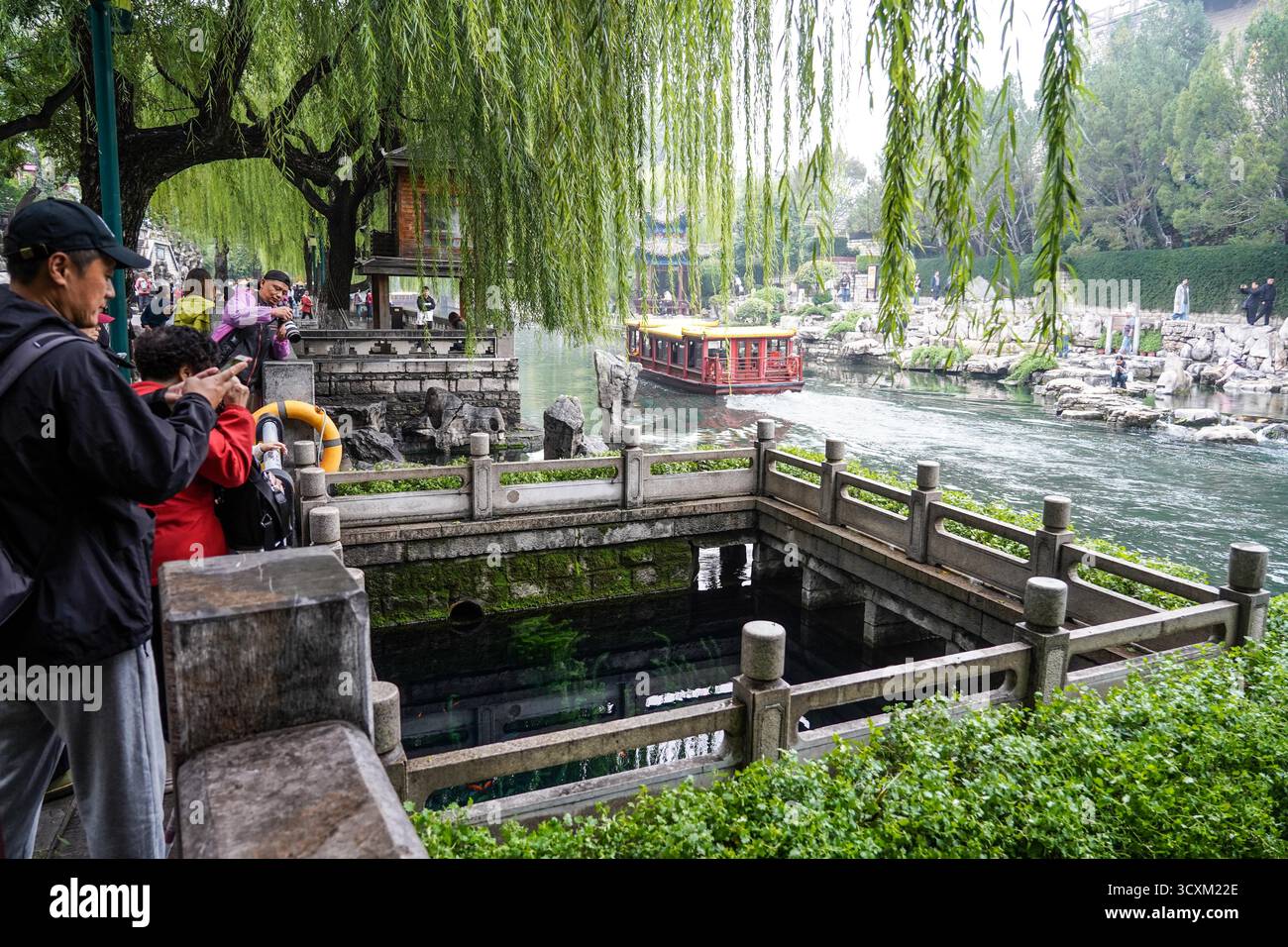 (251015) -- JINAN, Oct. 15, 2025 (Xinhua) -- Tourists visit Manao ...