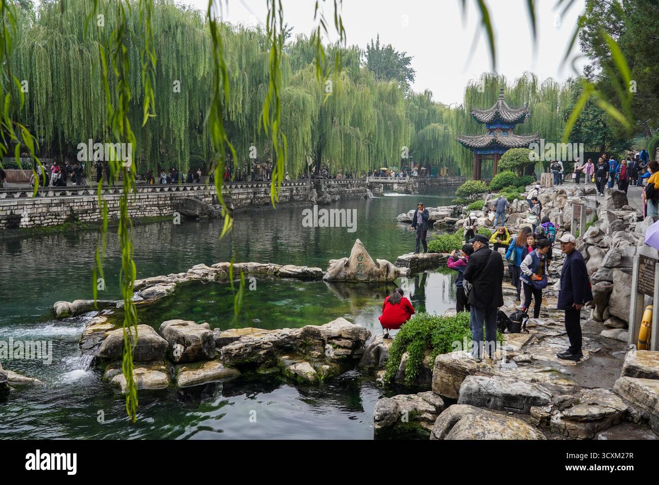 (251015) -- JINAN, Oct. 15, 2025 (Xinhua) -- Tourists visit Baishi ...