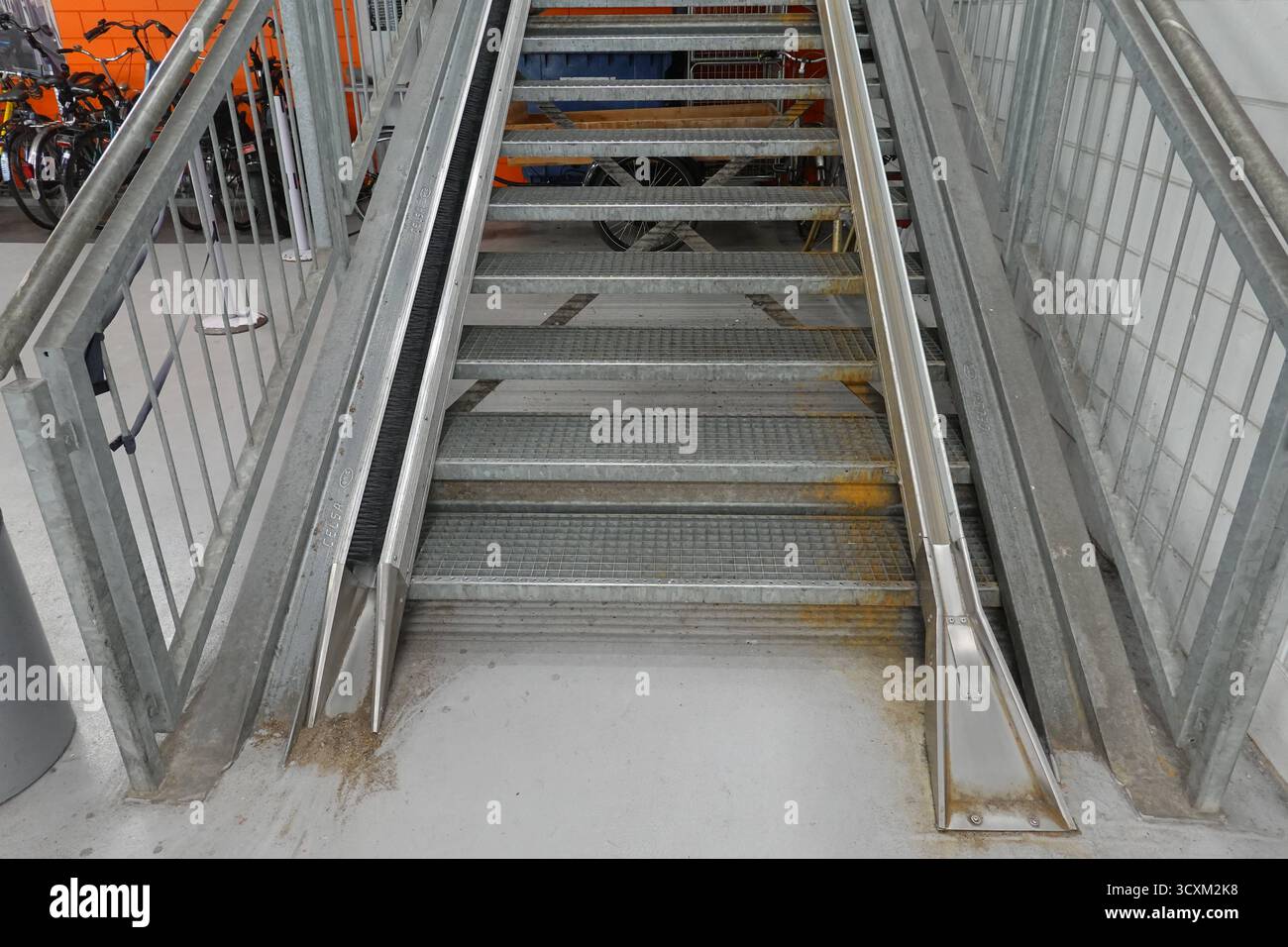 Fahrradrampe, Fahrradlift und Schieberille // Bicycle ramp, bicycle ...