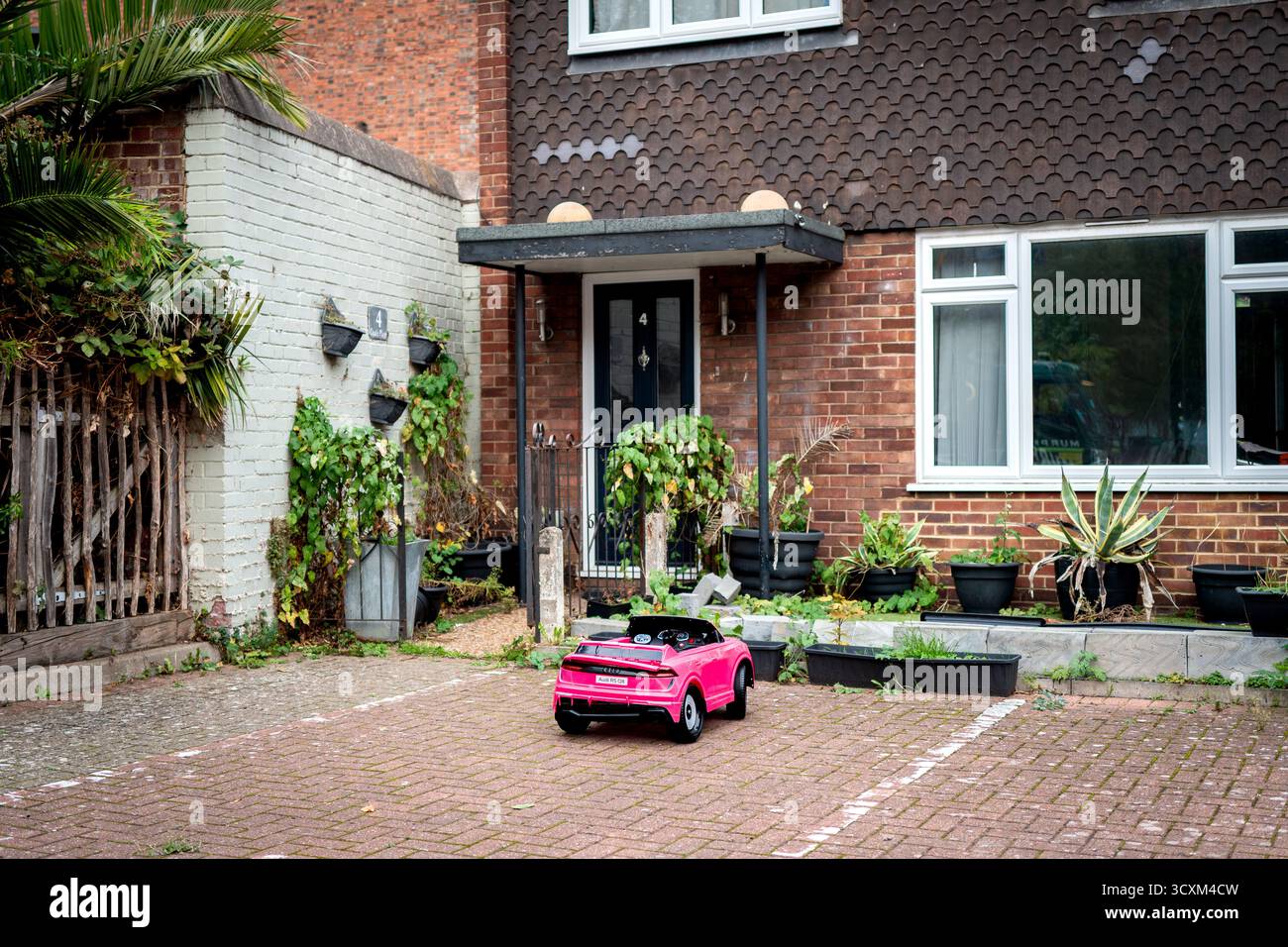 Left outside a house hi-res stock photography and images - Alamy