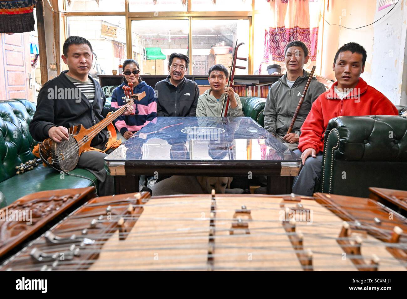 (251015) -- LHASA, Oct. 15, 2025 (Xinhua) -- Members of the band ...