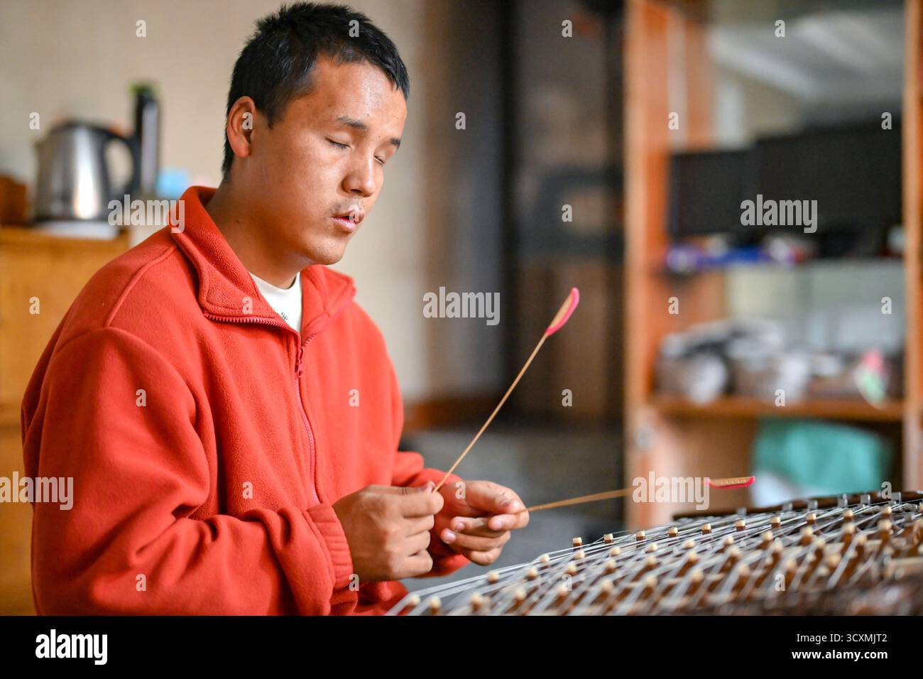 (251015) -- LHASA, Oct. 15, 2025 (Xinhua) -- Tawa Tsering plays Yangqin ...