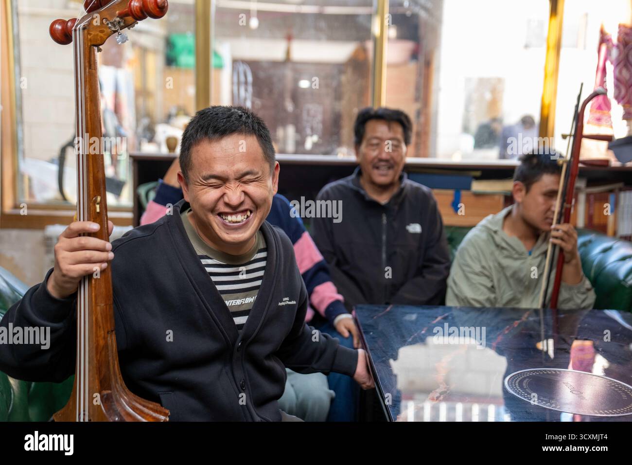 (251015) -- LHASA, Oct. 15, 2025 (Xinhua) -- Members of the band ...