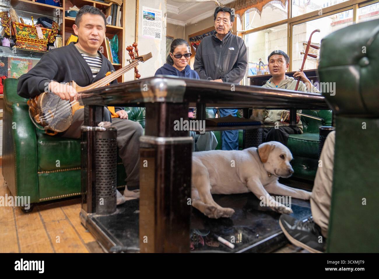 (251015) -- LHASA, Oct. 15, 2025 (Xinhua) -- Members of the band ...