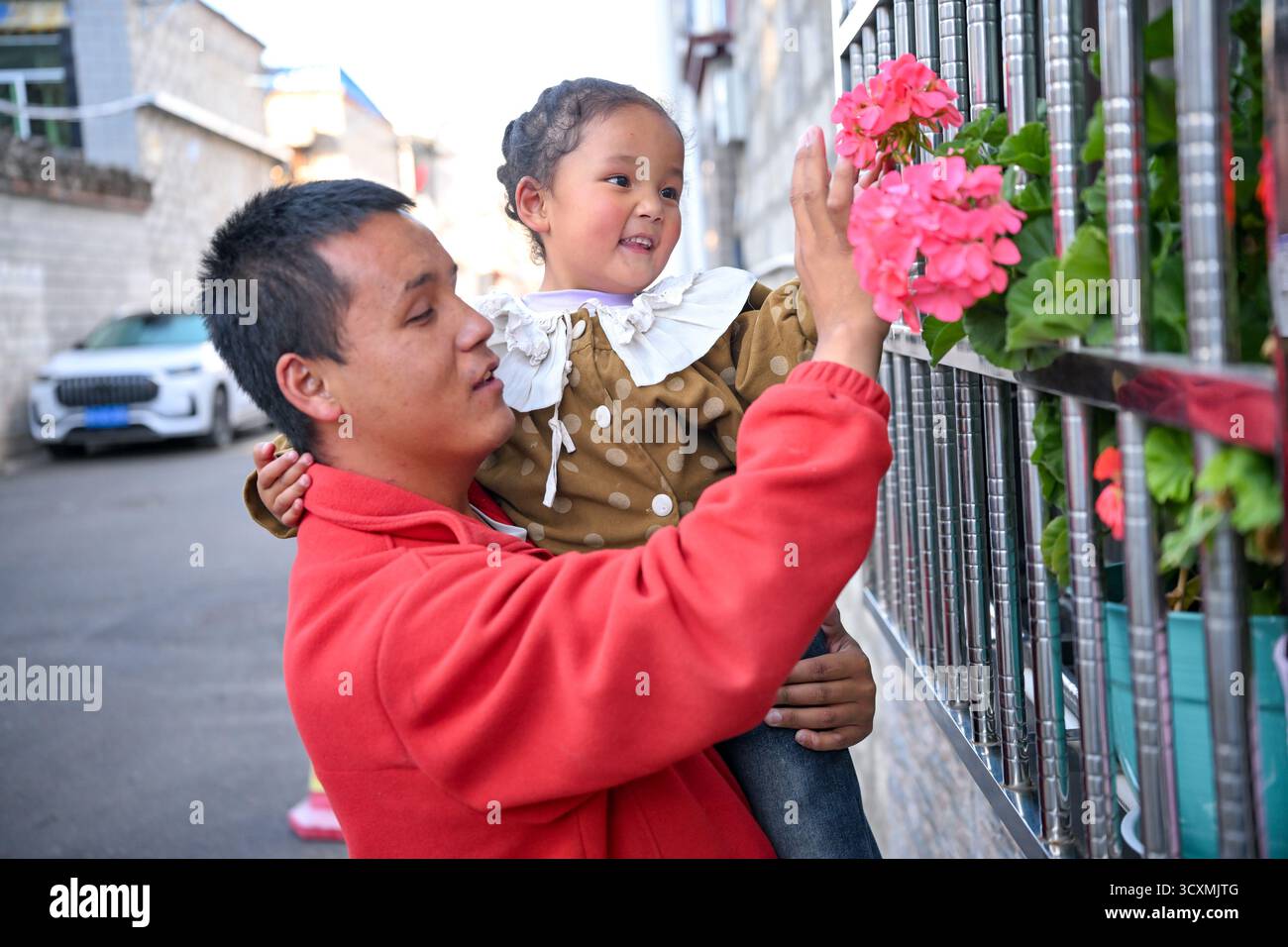 (251015) -- LHASA, Oct. 15, 2025 (Xinhua) -- Tawa Tsering plays with ...