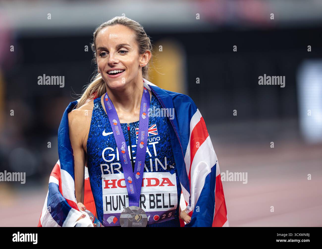 Georgia Hunter Bell celebrating her victory with her country's flag at ...
