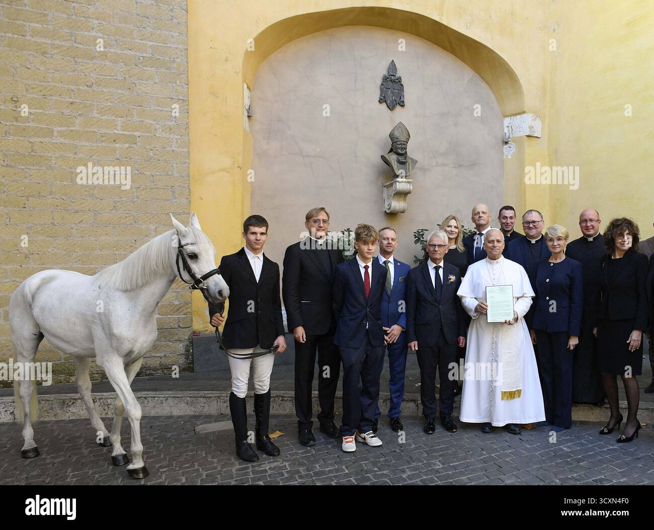 Vatican. 15 Oct, 2025. Leo XIV receives a purebred Arabian horse as a ...
