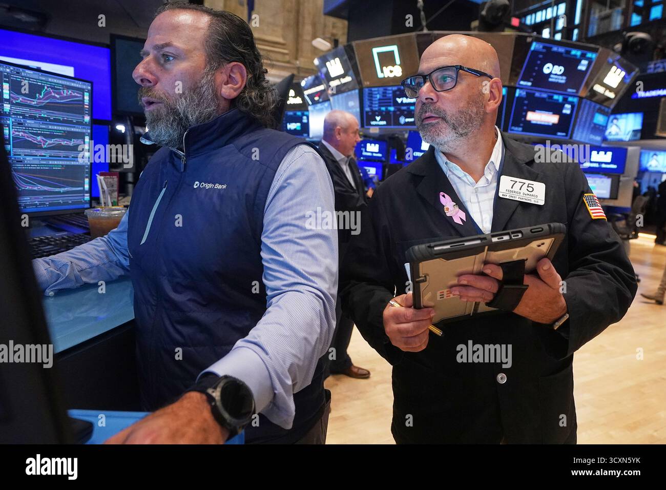 Specialist Michael Pistillo, left, and trader Fred Demarco work on the ...