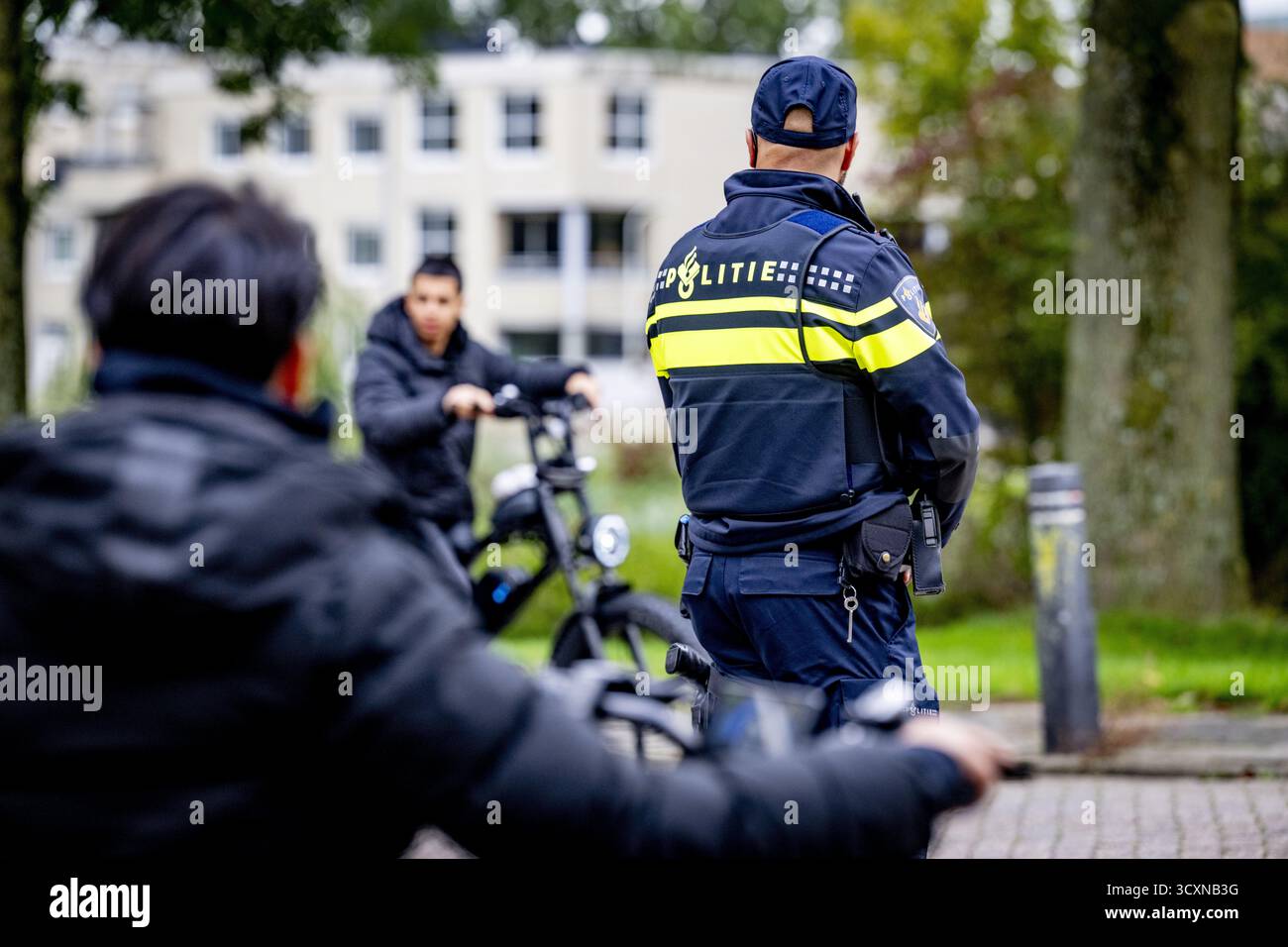 ZAANDAM - Police officer and a fat bike on the street ANP /HOLLANDSE ...