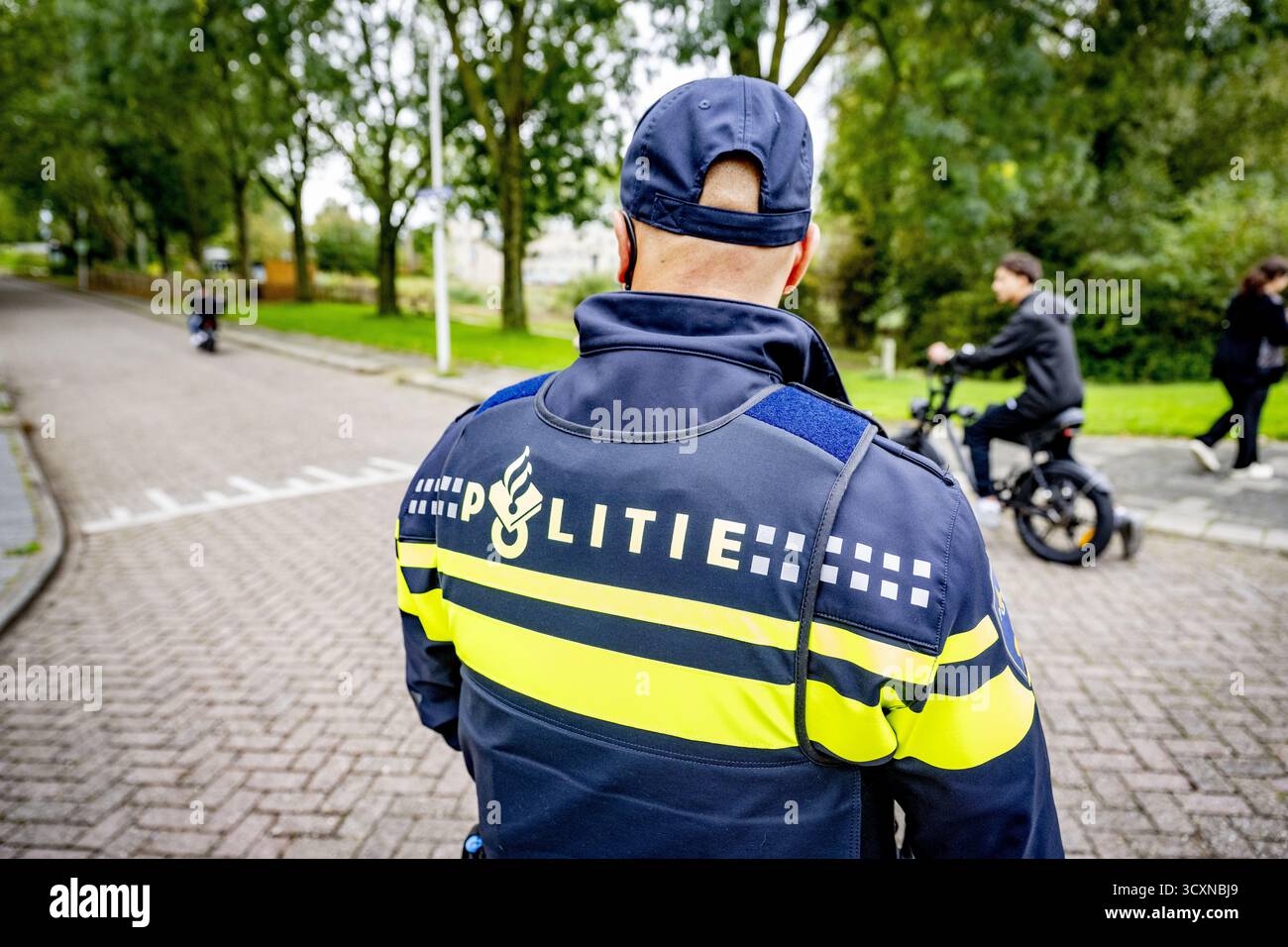 ZAANDAM - Police officer and a fat bike on the street ANP /HOLLANDSE ...