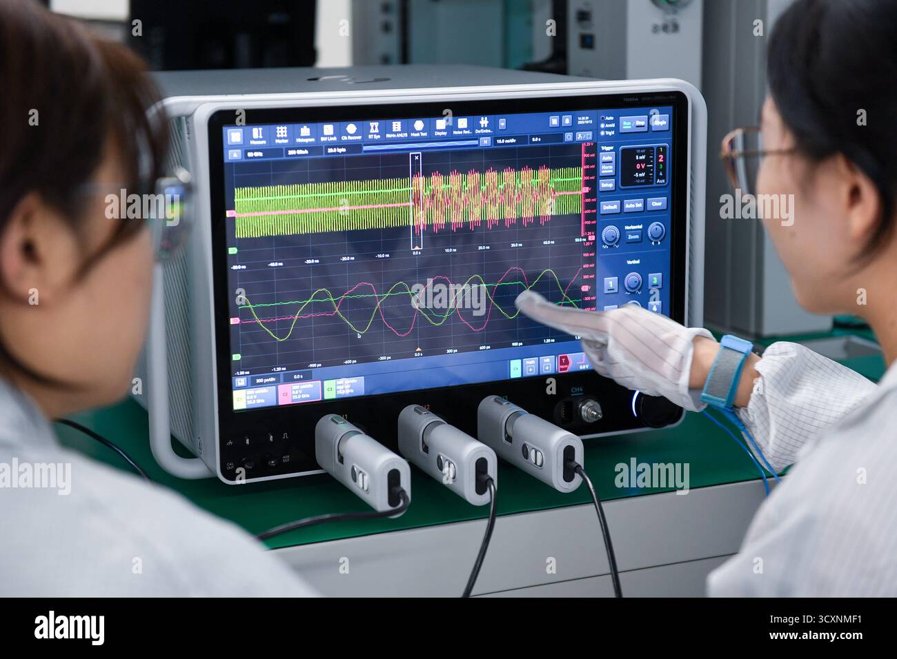 (251015) -- SHENZHEN, Oct. 15, 2025 (Xinhua) -- Technicians work at a ...