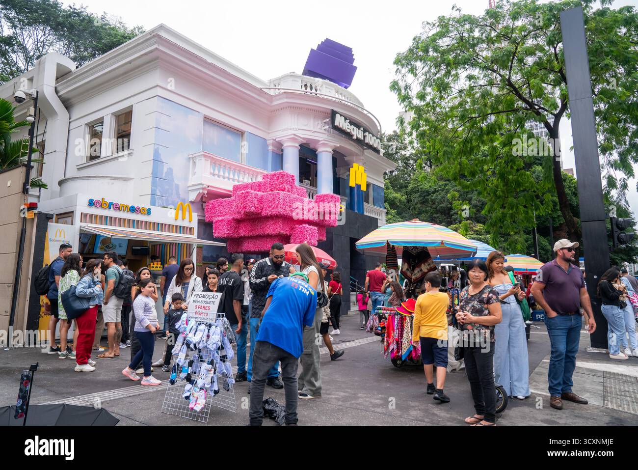 Establishing shot crowds in hi-res stock photography and images - Alamy