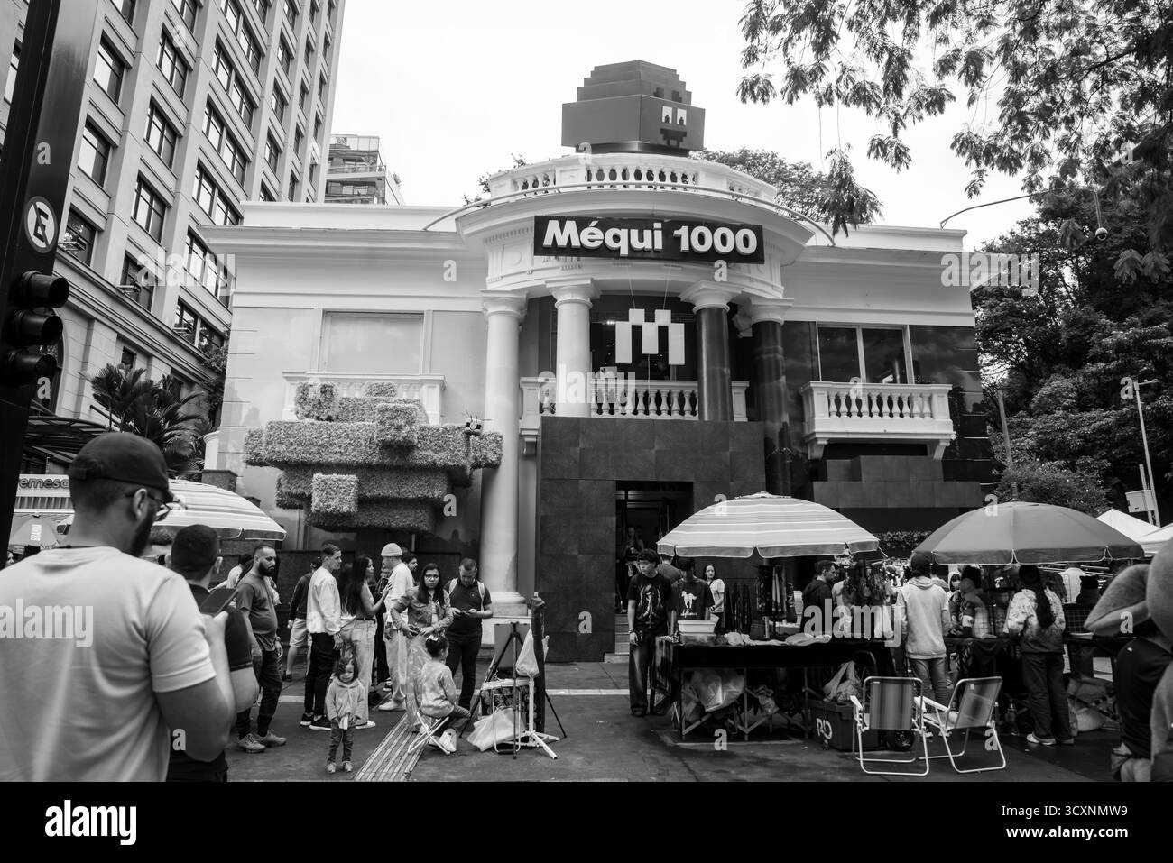 A black and white of crowds in front of Méqui 1000, during a Minecraft ...
