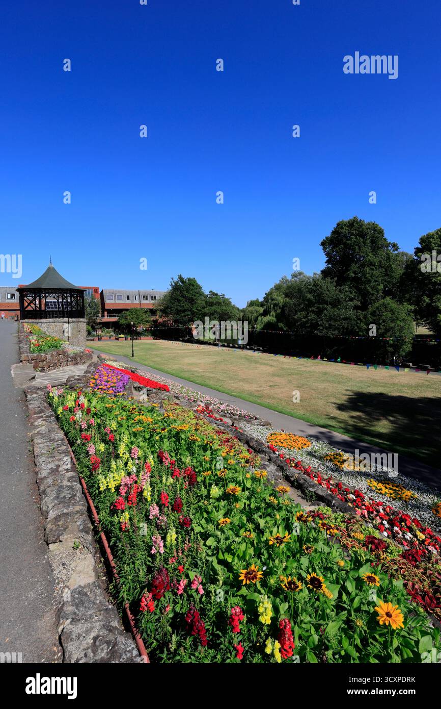 Summer view of Tamworth castle and gardens, Tamworth town ...