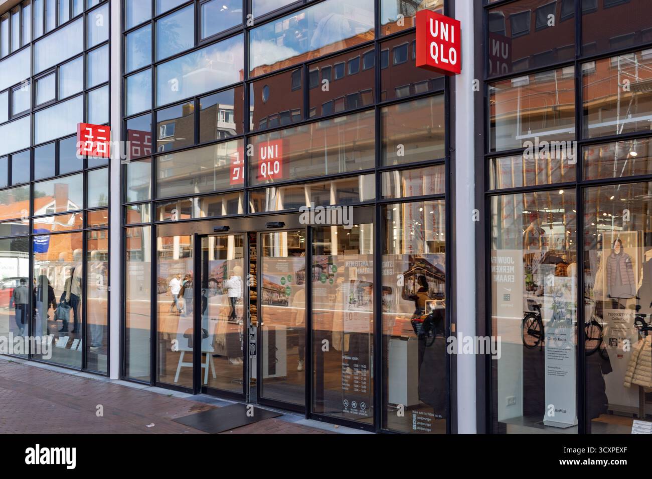 Uniqlo window display hi-res stock photography and images - Alamy