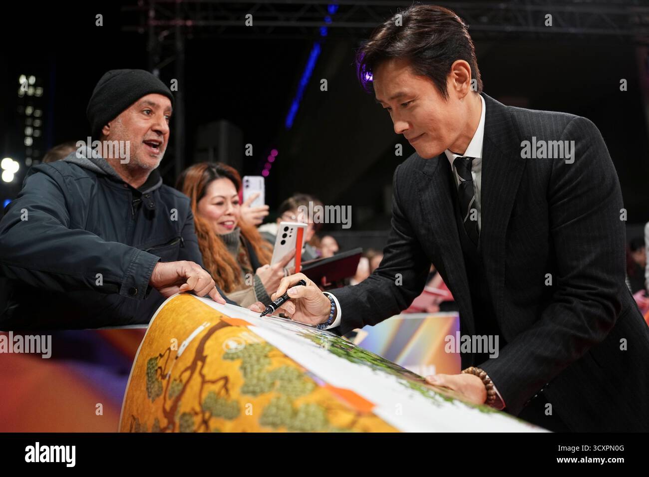Byung-hun Lee, right, signs autographs for fans upon arrival at the ...