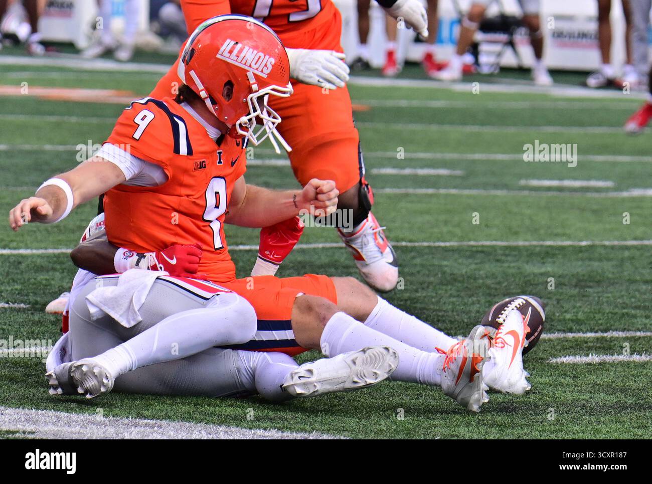 CHAMPAIGN, IL - OCTOBER 11:Illinois quarterback Luke Altmeyer (9 ...