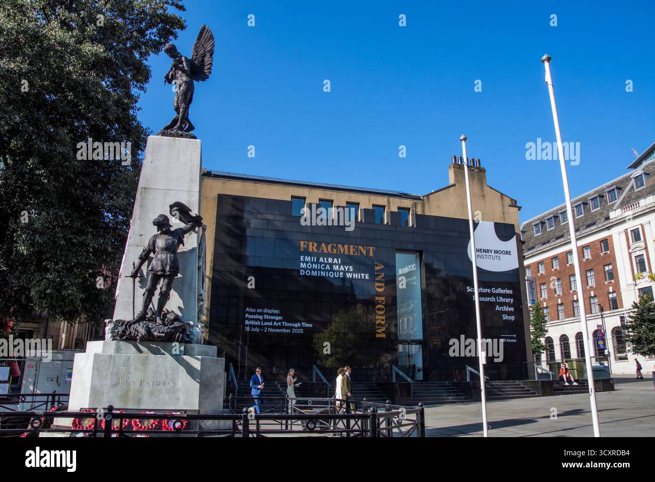 Henry moore foundation hi-res stock photography and images - Alamy