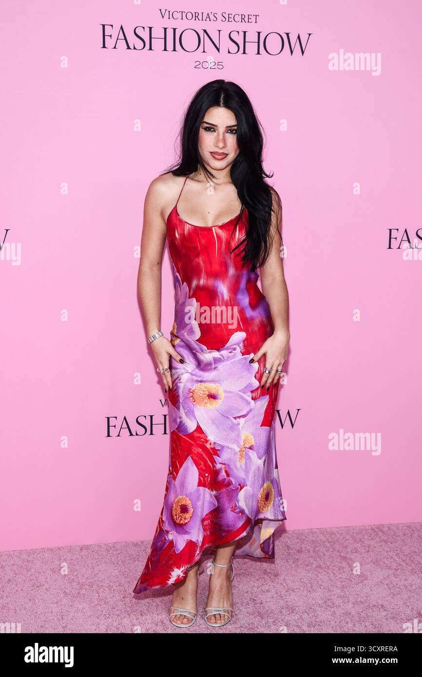 Fernanda Giménez walking on the Pink Carpet at the 2025 Victoria's ...