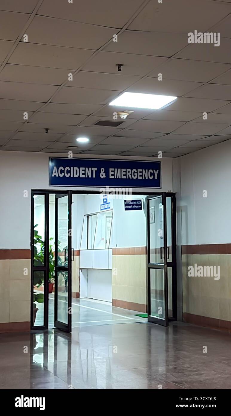 Emergency room entrance accident signage hi-res stock photography and ...