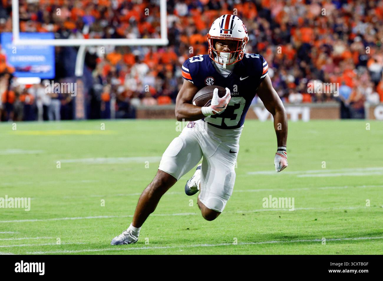 Auburn running back Jeremiah Cobb carries the ball during the first ...