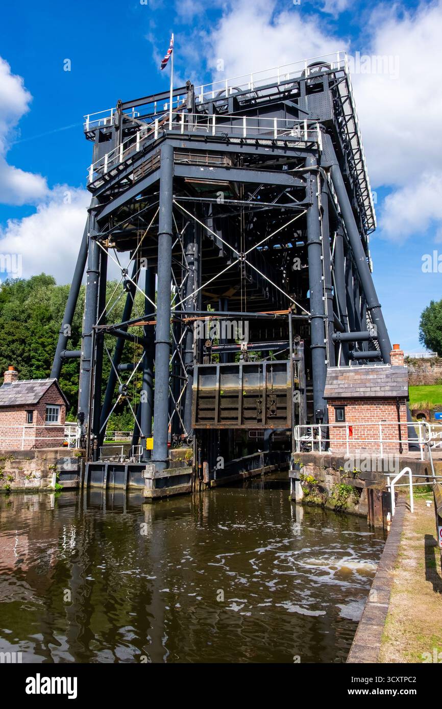 Anderton Boat Lift hydraulic structure linking the River Weaver and ...