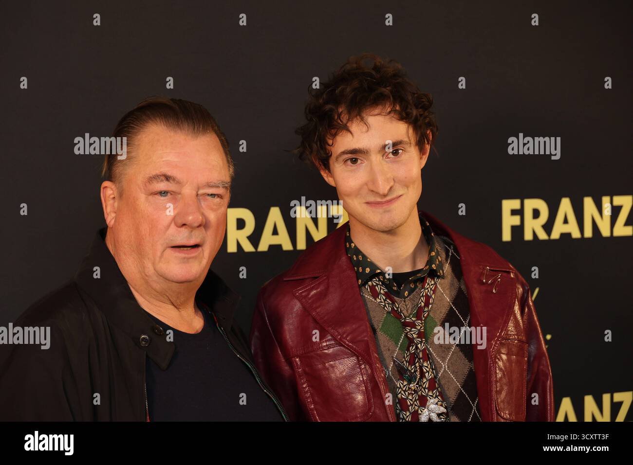 v.l. Peter Kurth mit Idan Weiss waehrend der Deutschland-Filmpremiere ...